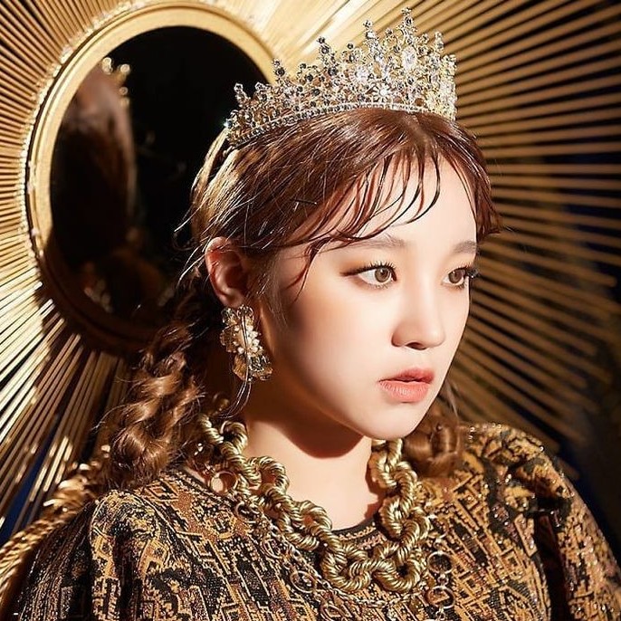 I made a castle painting style Portrait of Yuqi (Reference from the MV ...